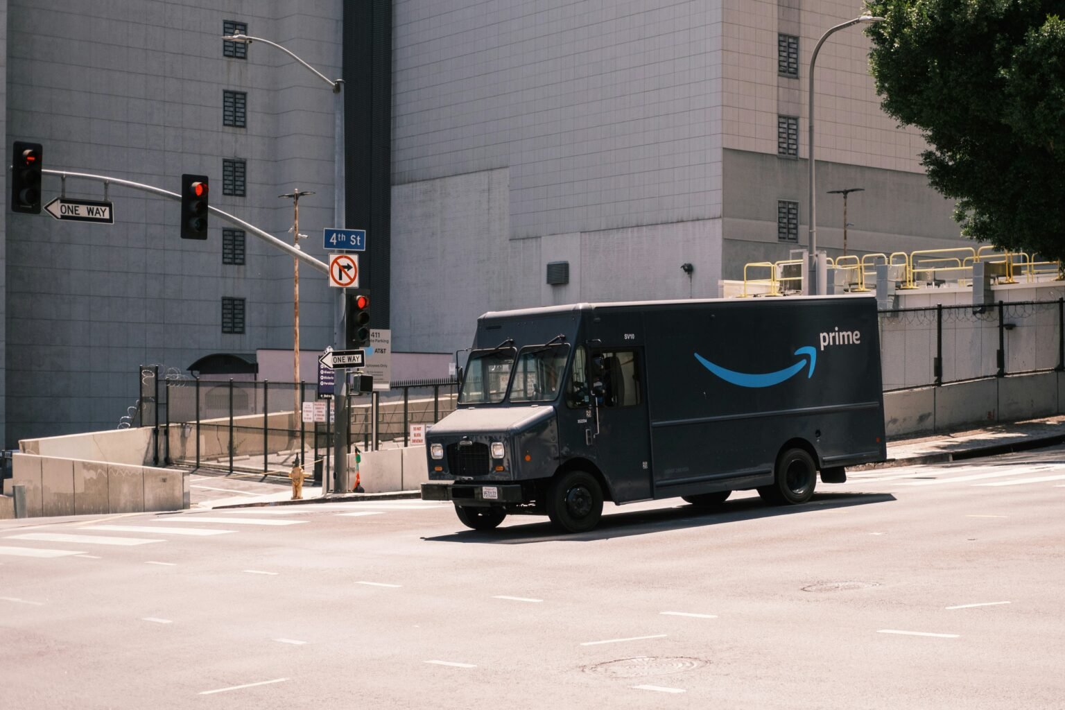 How Amazon Uses AI to Revolutionize Supply Chain & Logistics